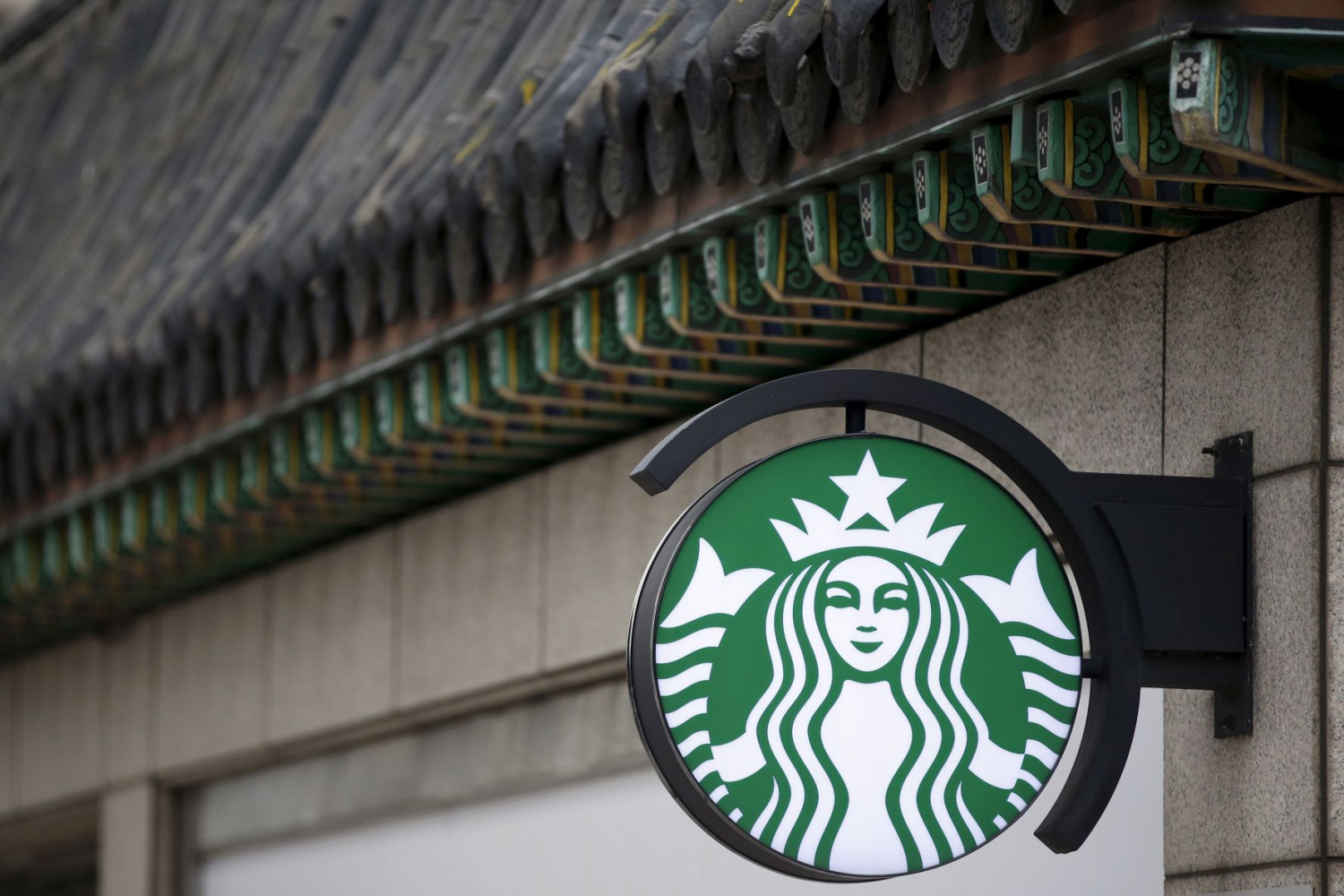 Starbucks to Shut 400+ Stores, Cut 900 Jobs in $1 Billion Restructuring ...