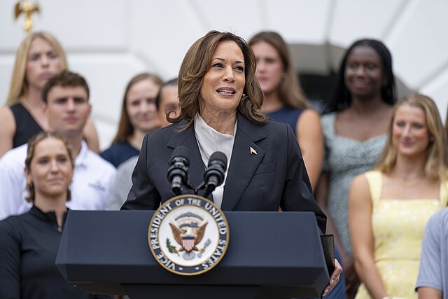 Kamala Harris Claps Back at Donald Trump's 'Obsession with Crowd Sizes ...